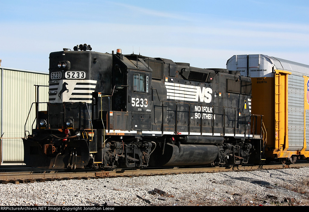 NS 5233 switches autoracks at the west of Oakwood yard